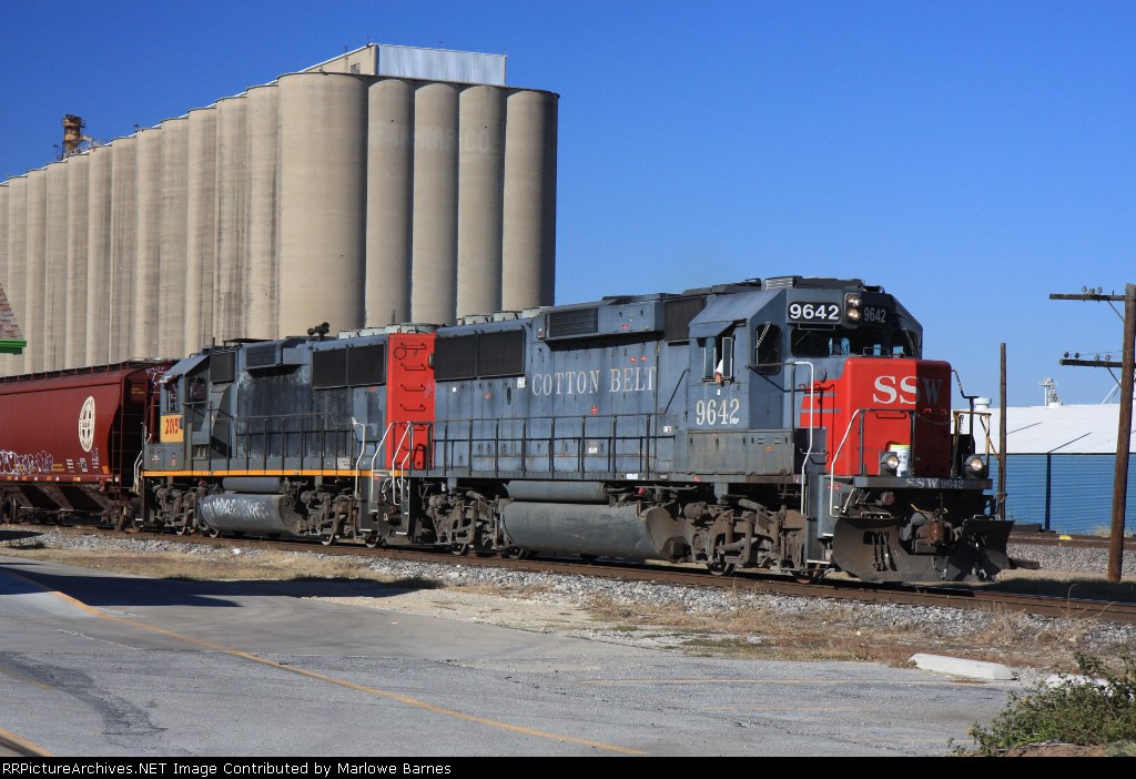 SSW 9642 shuttles empty grain hoppers southbound